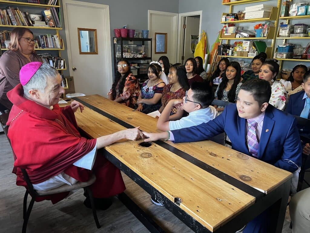 El obispo confirma a 17 adolescentes en la Parroquia San Miguel en ...