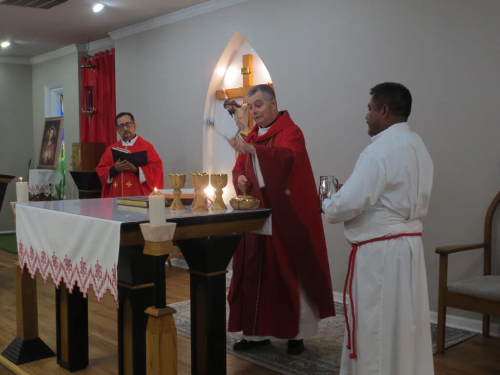 El obispo confirma a 17 adolescentes en la Parroquia San Miguel en ...