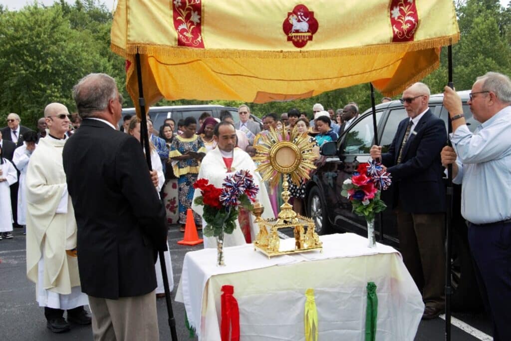 Traditional Eucharistic procession held at Holy Spirit on Corpus ...