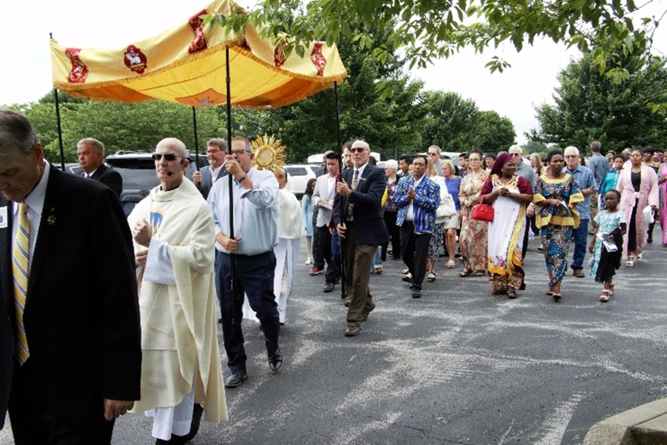 Traditional Eucharistic procession held at Holy Spirit on Corpus ...